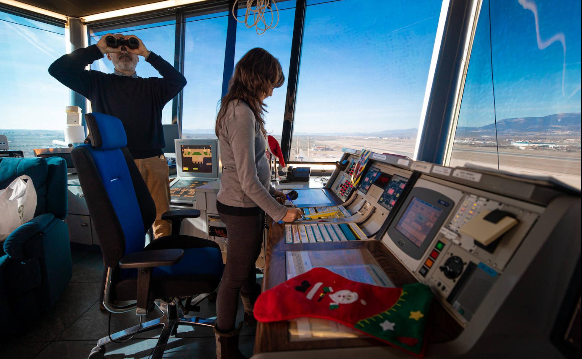 Así es la torre de control de Granada donde aterrizará Papá Noel | Ideal